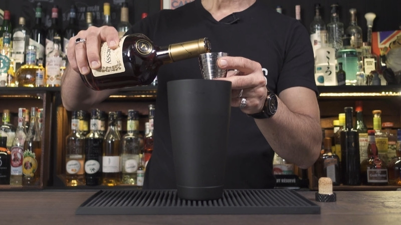 How to Make a Stinger Cocktail Recipe in Under 5 Minutes - The Boston ...