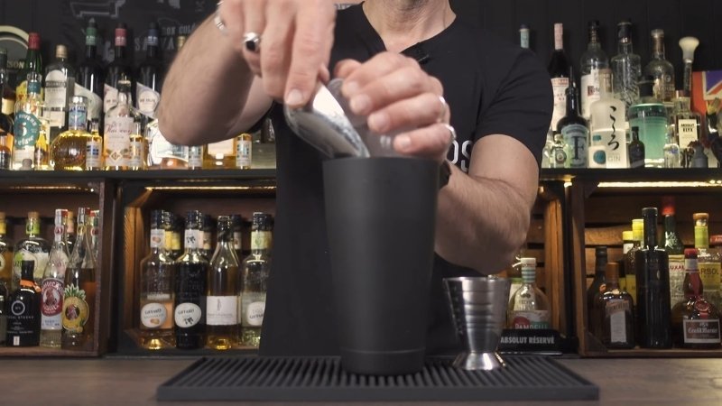 How to Make a Stinger Cocktail Recipe in Under 5 Minutes - The Boston ...
