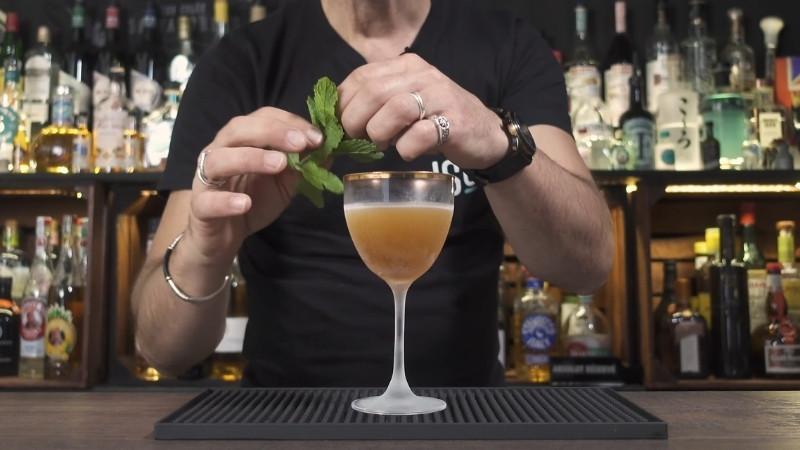How to Make a Stinger Cocktail Recipe in Under 5 Minutes - The Boston ...