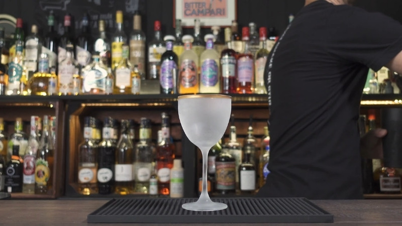 How to Make a Stinger Cocktail Recipe in Under 5 Minutes - The Boston ...