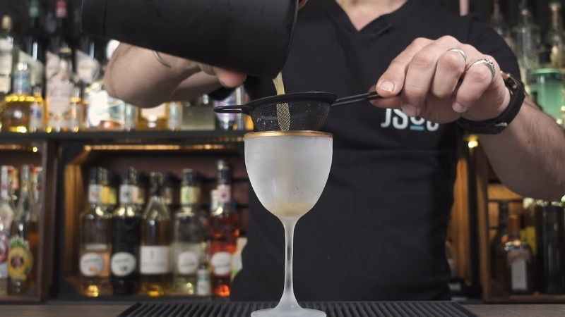 How to Make a Stinger Cocktail Recipe in Under 5 Minutes - The Boston ...
